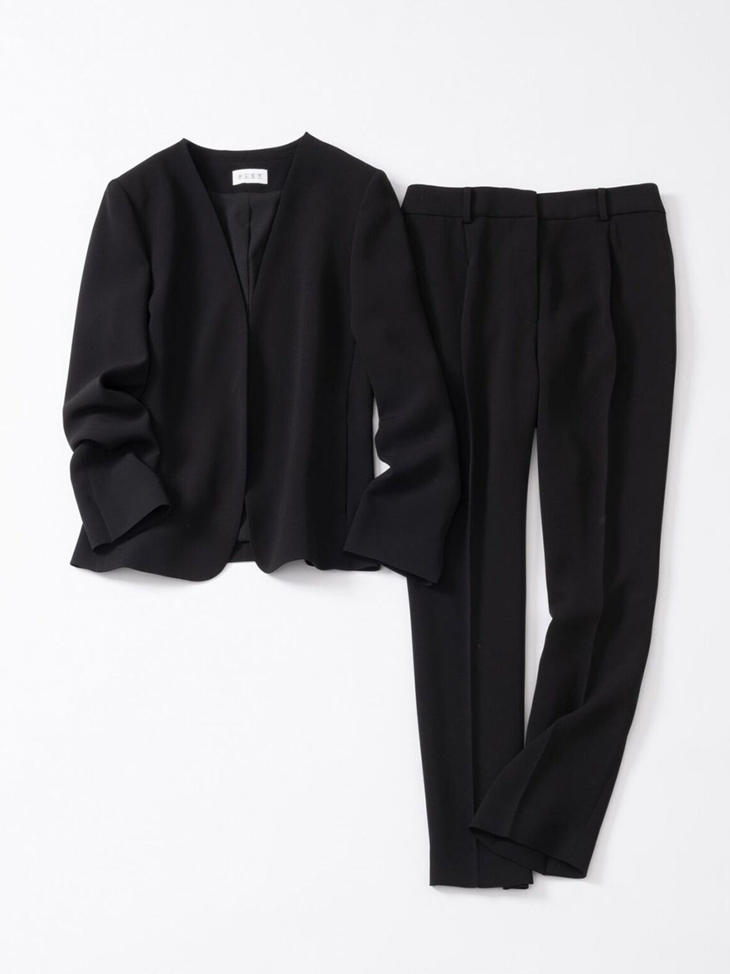 仕事帰りでも慌てずに。通夜、葬式の服装マナーを男性、女性別に解説｜PLST MAGAZINE