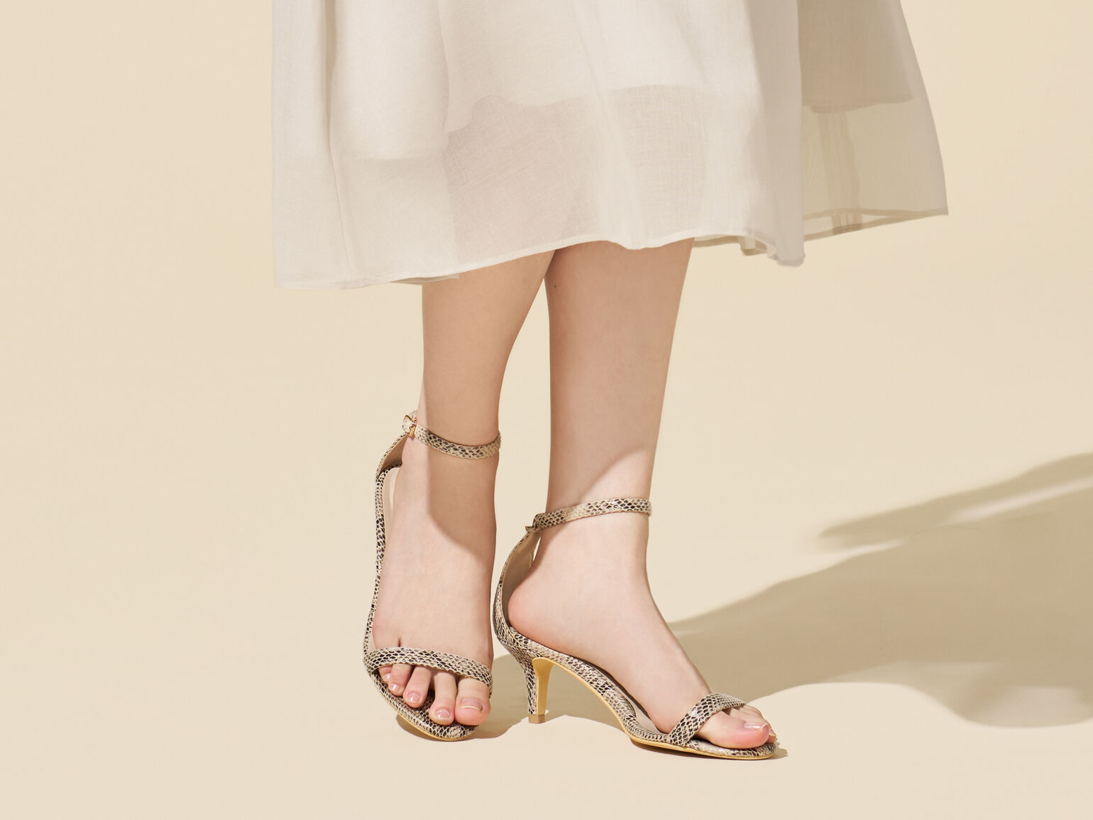 【春夏秋冬】痩せて見える服とは？ 世代別、季節別に着痩せコーデを紹介｜PLST MAGAZINE