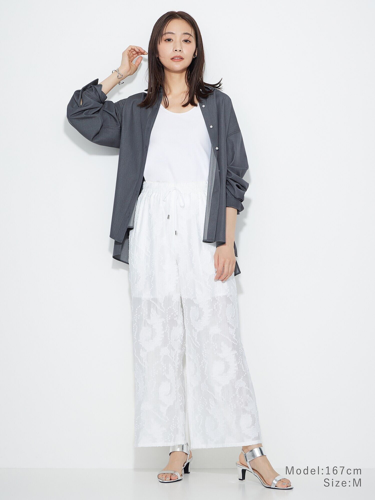 白パンツに合う服は？シーズン・シーン・種類別 ホワイトパンツのレディースコーデ集｜PLST MAGAZINE