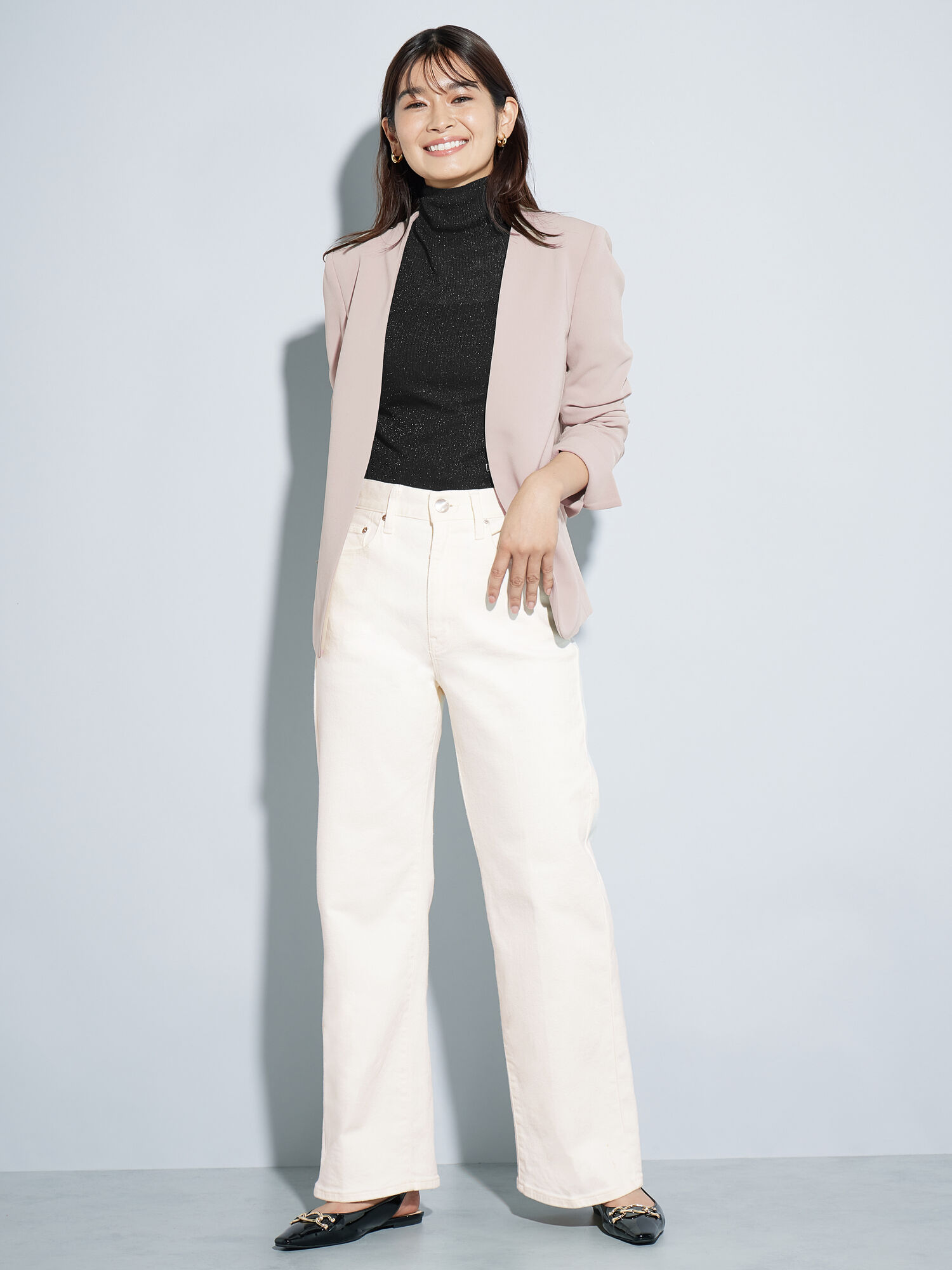 白パンツに合う服は？シーズン・シーン・種類別 ホワイトパンツのレディースコーデ集｜PLST MAGAZINE